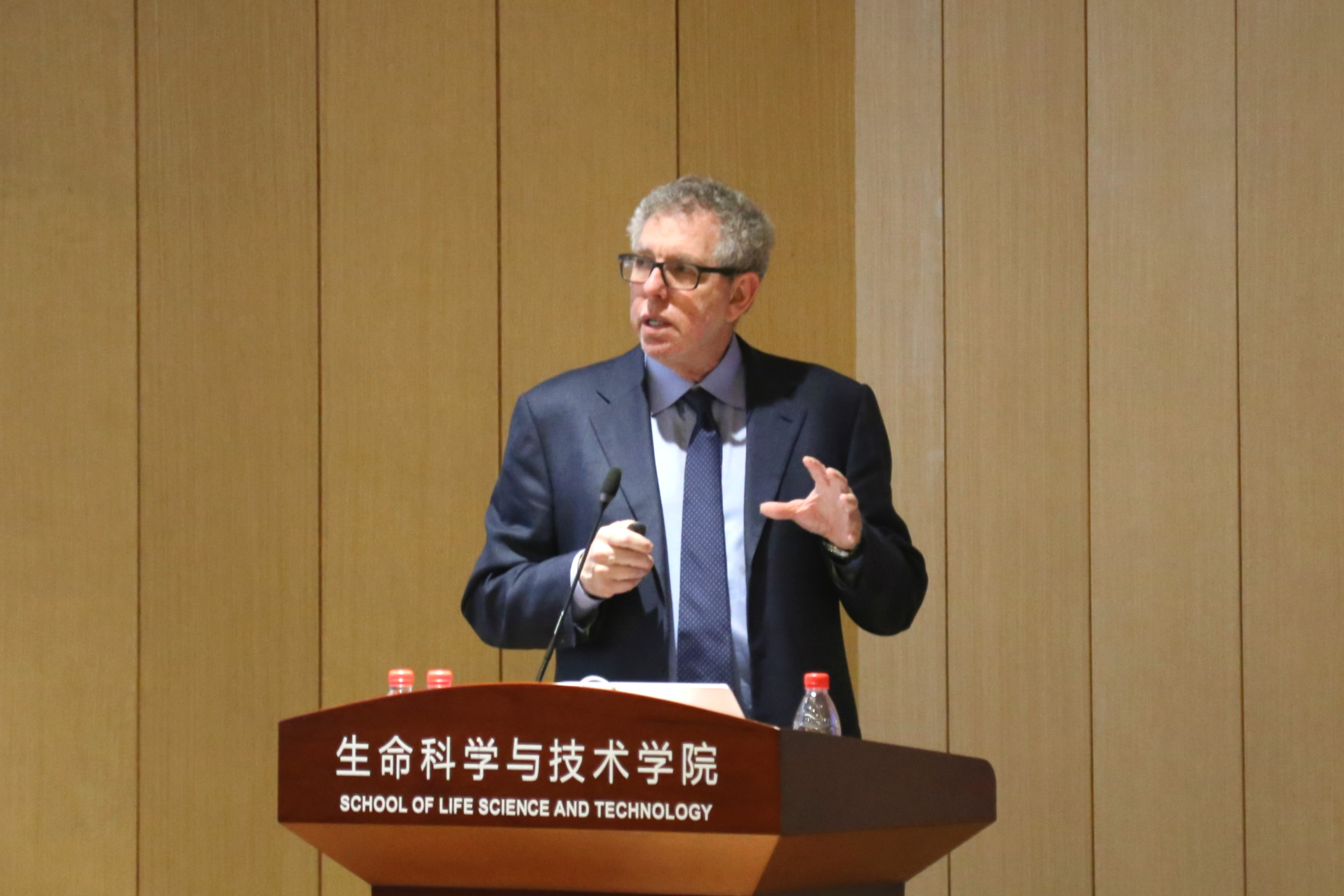 洛克菲勒大学教授杰弗里•弗里德曼访问生命学院